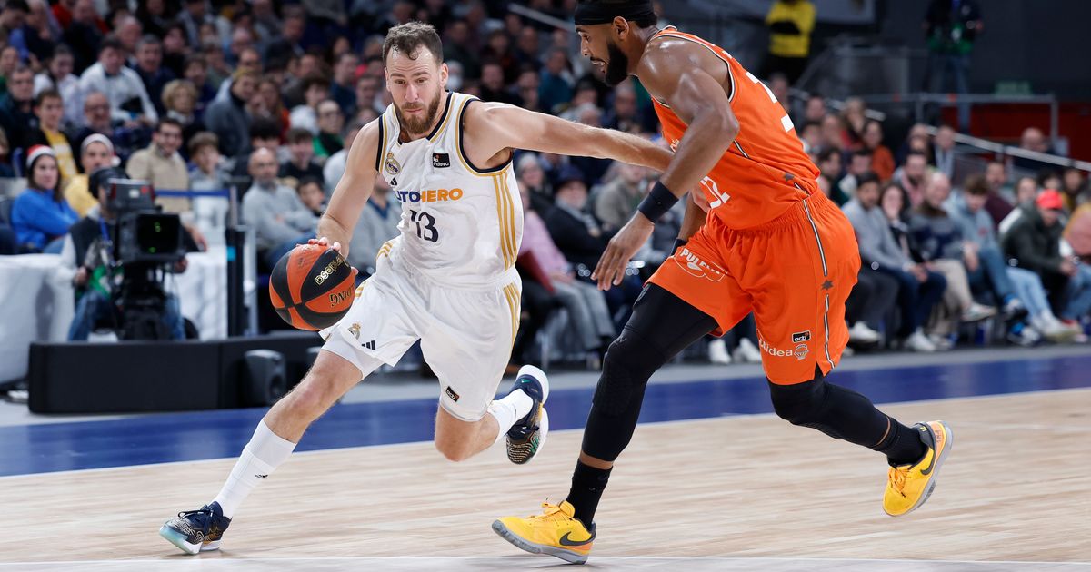 Real Madrid v Valencia Basket - ACB - 3 minute game - Courtside 1891